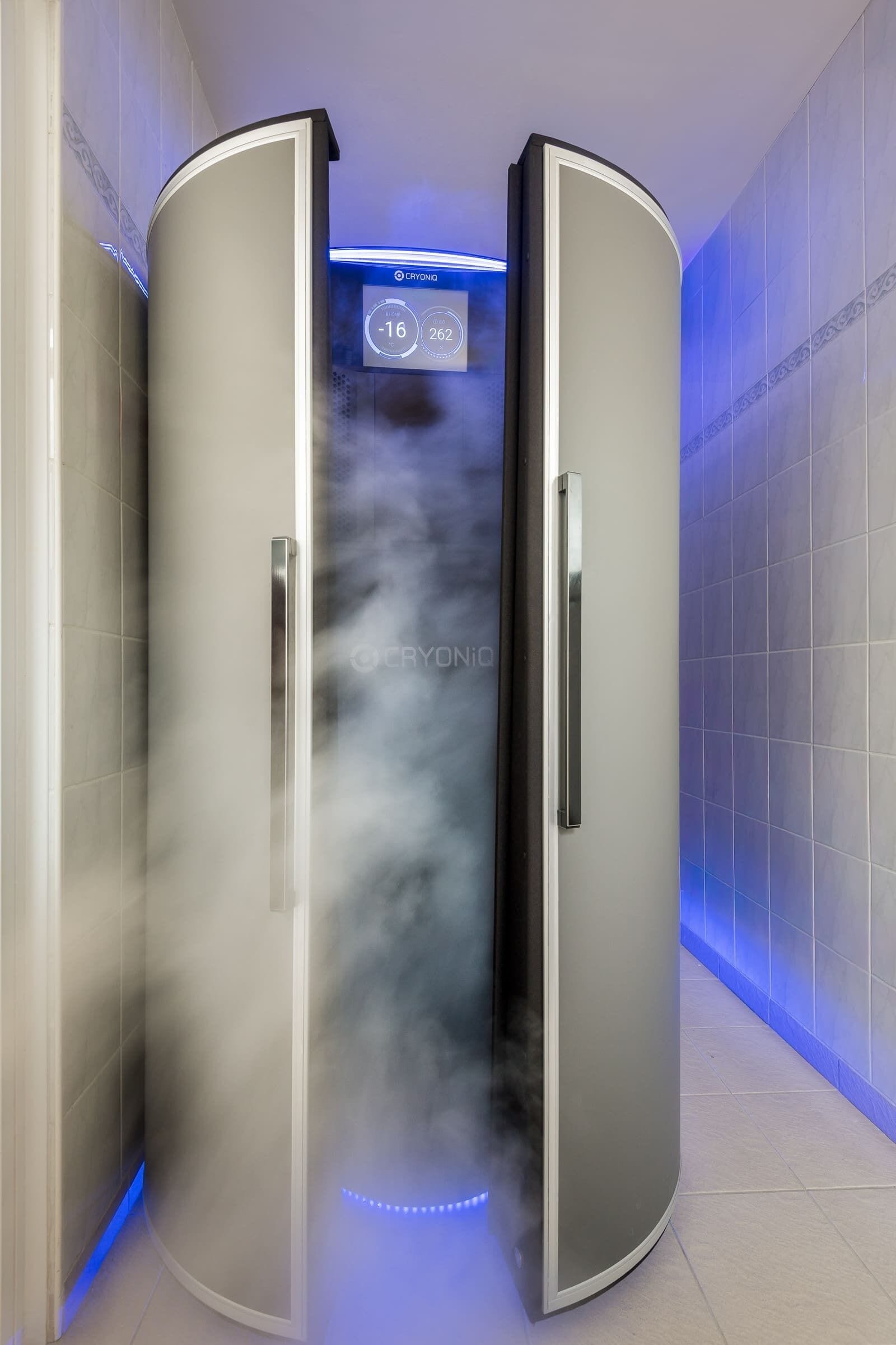 Um chuveiro a vapor com painel digital mostrando temperatura e níveis de umidade.