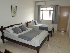 Quarto triplo família | Wi-Fi de cortesia, roupa de cama