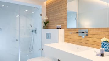 Quarto Deluxe, 1 cama de casal, casa de banho privativa | Casa de banho | Um polibã, artigos de higiene pessoal grátis, um secador de cabelo