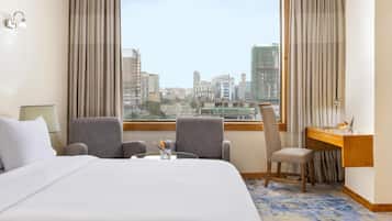 Suíte estúdio júnior, 1 cama King, vista para a cidade | 1 quarto, lençóis italianos Frette, roupas de cama premium