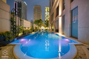 Piscina exterior, da(s) 6:00 à(s) 22:00, guarda-sóis, espreguiçadeiras