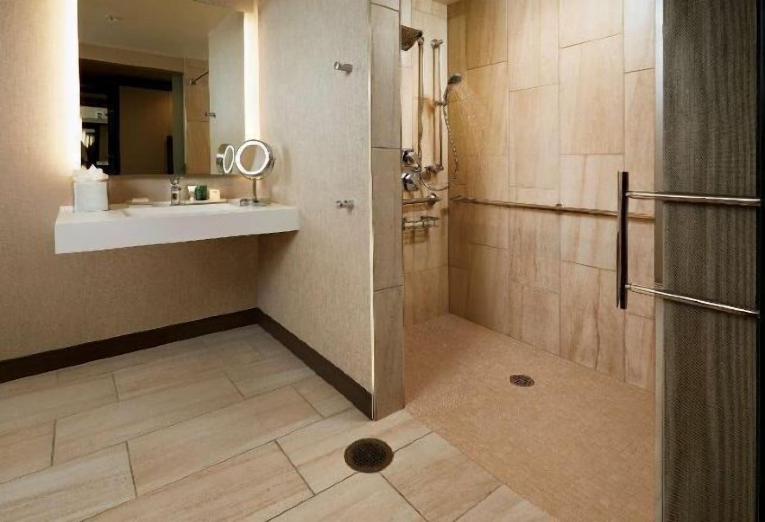 Casa de banho | Artigos de higiene pessoal grátis, um secador de cabelo, roupões 
