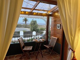 Quarto Duplo Standard, 1 cama queen-size, não fumadores, em frente ao mar | Terraço/pátio interior