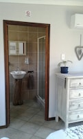 Casa Familiar, 2 quartos, banheira de hidromassagem grande, vista para o rio | Casa de banho | Um secador de cabelo, toalhas fornecidas