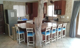 Casa família, 2 quartos, banheira de imersão, vista para o rio | Cozinha privada | Geladeira grande, micro-ondas, fogão, cooktop