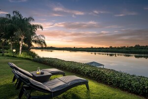 Piscina externa, piscina infinita, funciona piscina, espreguiçadeiras
