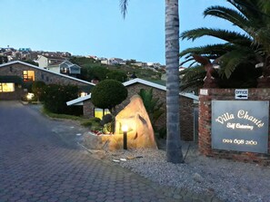 Fachada do alojamento (tarde/noite)