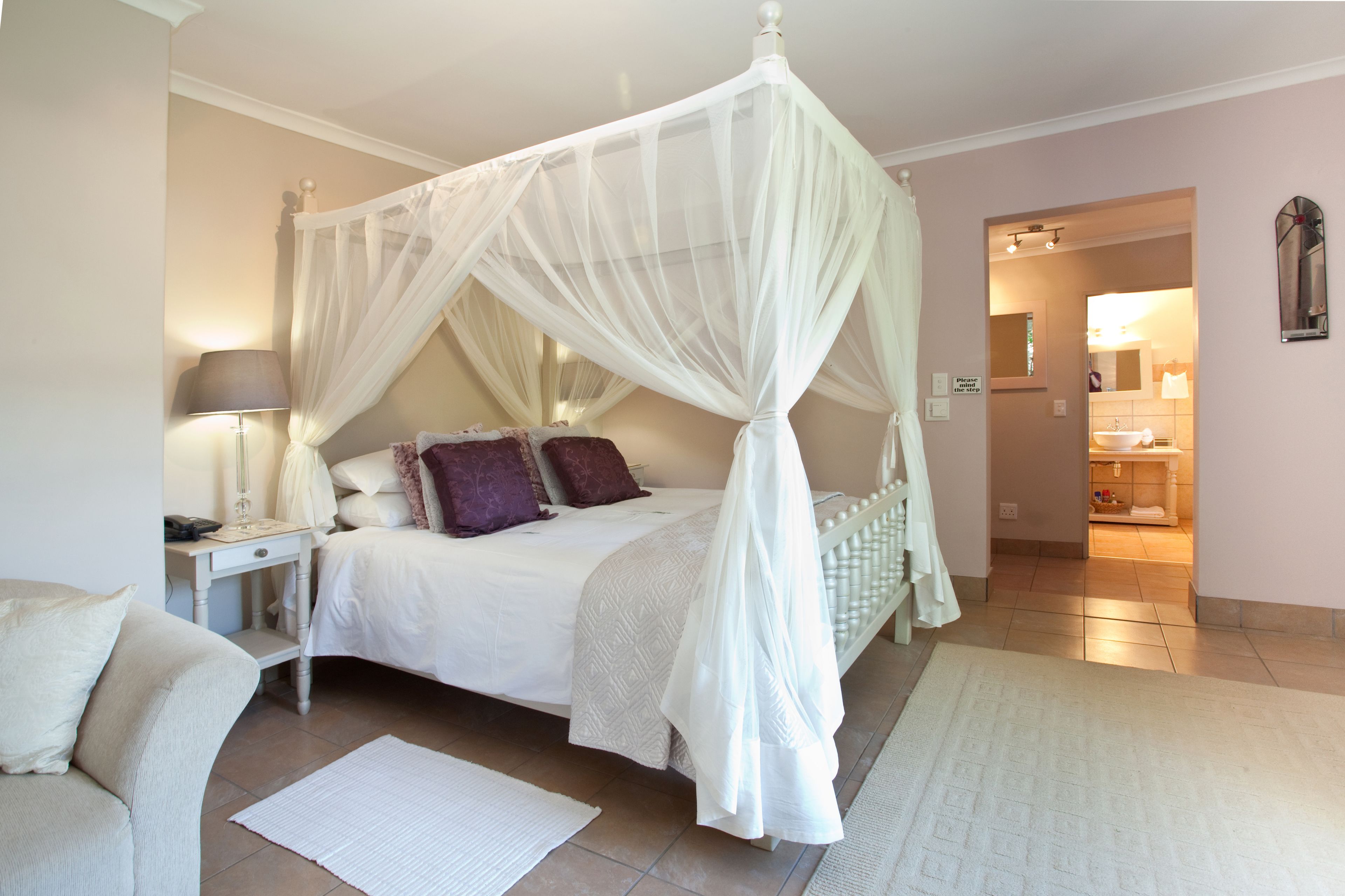 Quarto casal romântico | Roupas de cama premium, frigobar, cofres nos quartos, Wi-Fi de cortesia