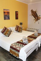 Roupas de cama premium, cofres nos quartos, escrivaninha