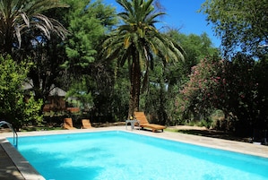 Piscina externa, espreguiçadeiras