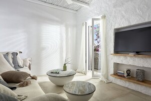 Deluxe Family Suite | Sala | Smart TV 