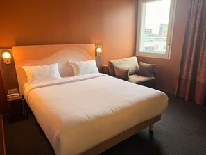 Quarto Comfort, 1 cama de casal e sofá-cama | Roupa de alta qualidade, secretária 