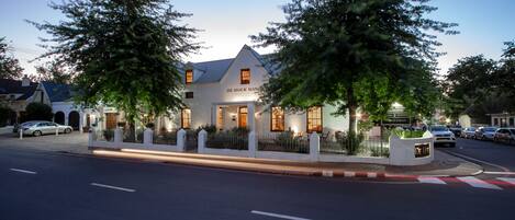 Fachada da propriedade à noite