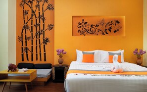 Estúdio (Studio with Pool View) | Frigobar, cofres nos quartos, individualmente decorados