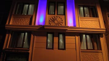 Fachada da propriedade à noite