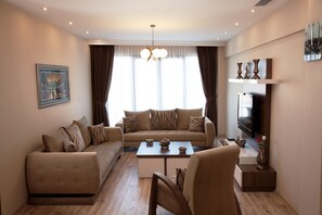 Suíte júnior, vista para a cidade | Área de estar | TV LCD