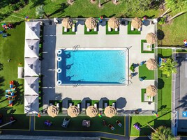 Piscina externa, piscina aquecida, barracas de cortesia, guarda-sóis