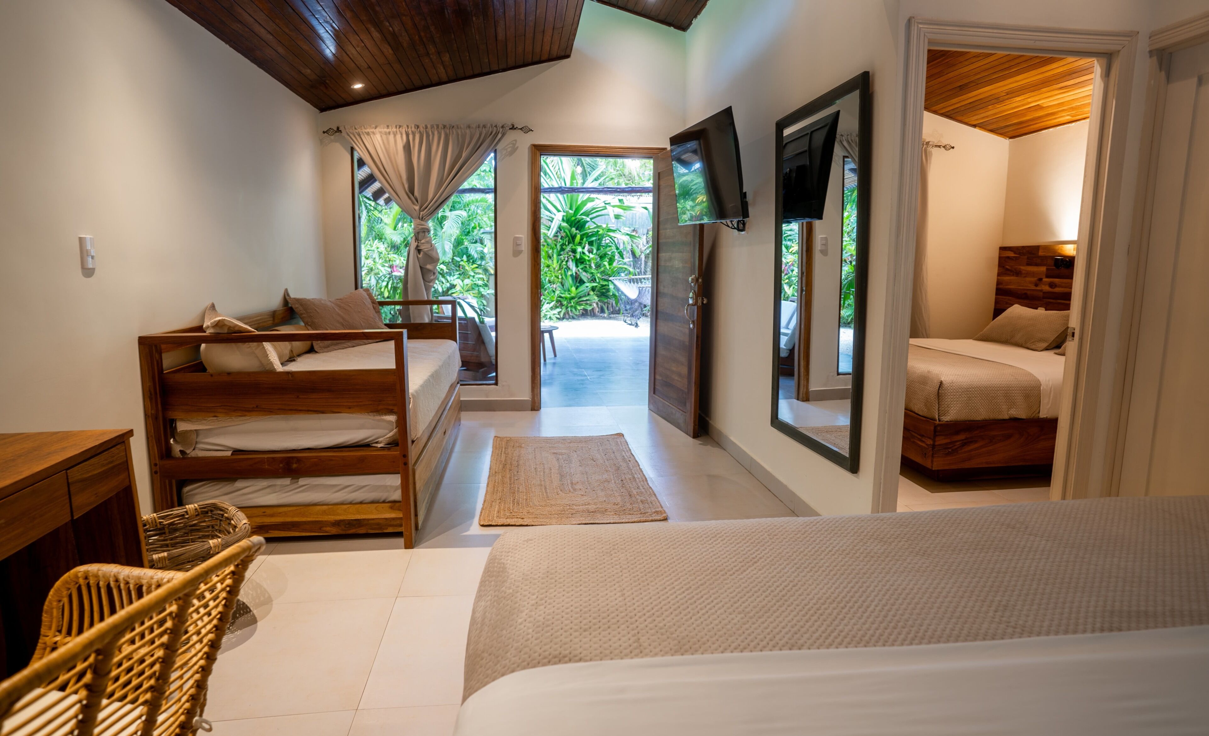 Bungalow (Coral) | Cofre no quarto, Wi-fi grátis, roupa de cama fornecida 