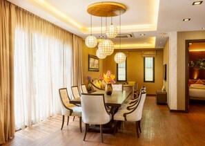Villa 3 bedroom | Sala de estar | Televisor LED de 40 polegadas com canais por cabo, televisor 