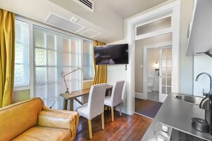 Suíte estúdio executiva | Área de estar | TV de tela plana 60 polegadas com canais a cabo, TV