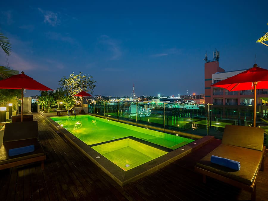 Piscina externa, espreguiçadeiras