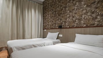 Deluxe Twin With Window No View | Secretária, secretária adequada para computadores portáteis