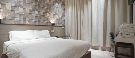 Deluxe Double With Window No View  | Escrivaninha, espaço de trabalho para notebook, cortinas blackout