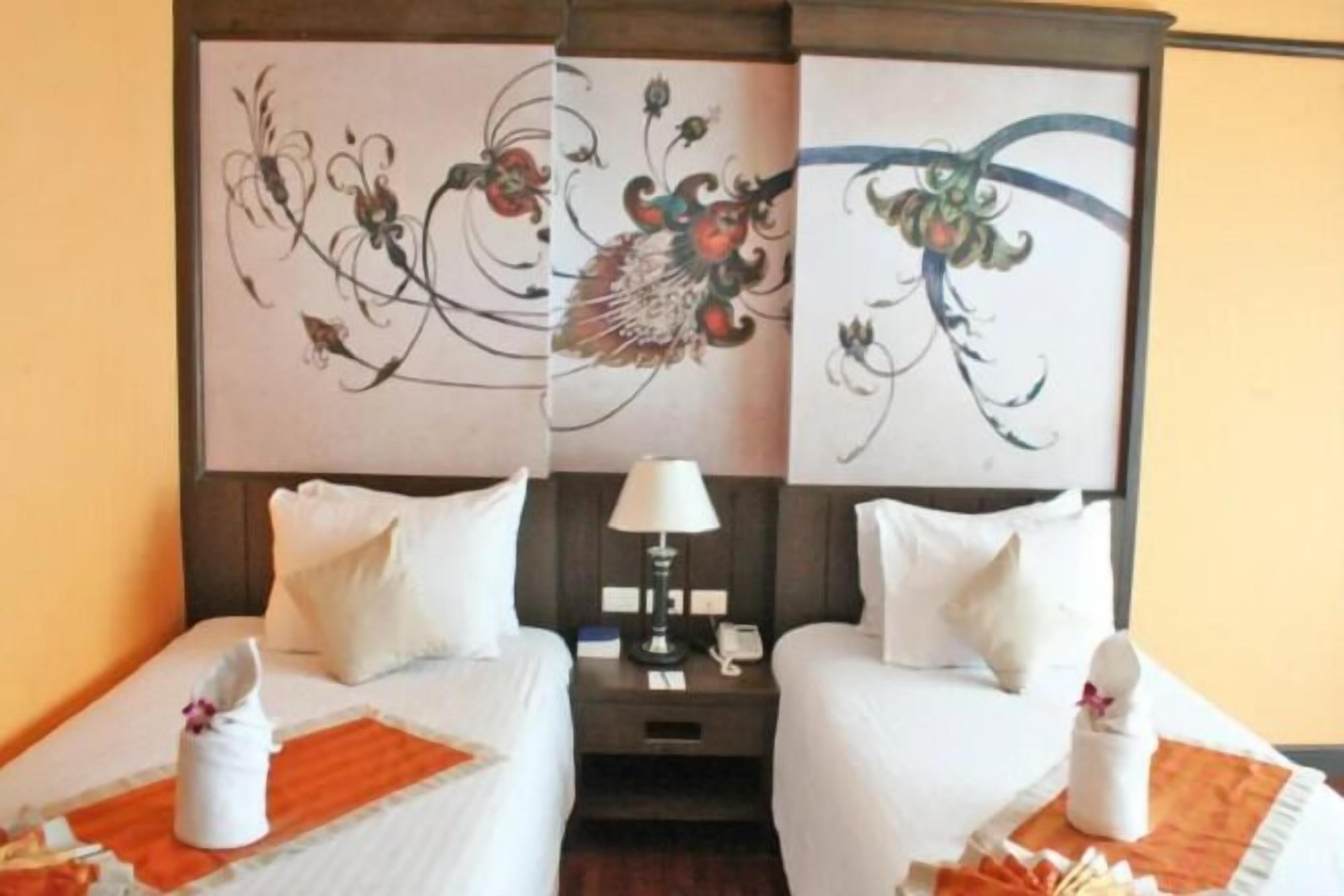 Minibar, cofre no quarto, com mobília individualizada, secretária 