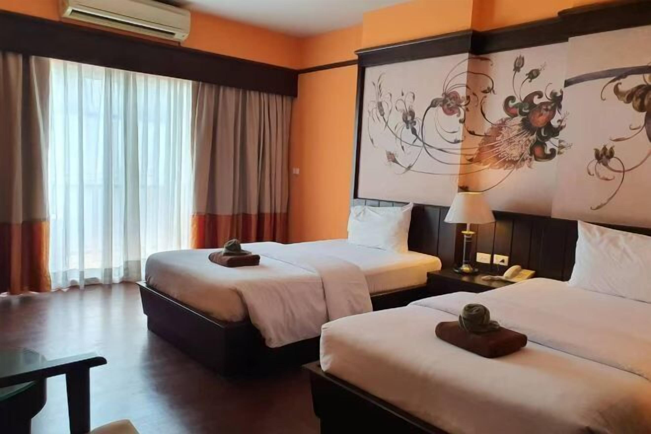 Minibar, cofre no quarto, com mobília individualizada, secretária 