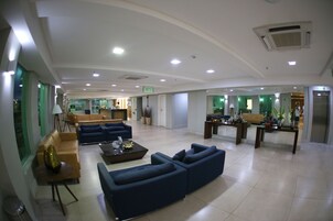 Área de estar no saguão