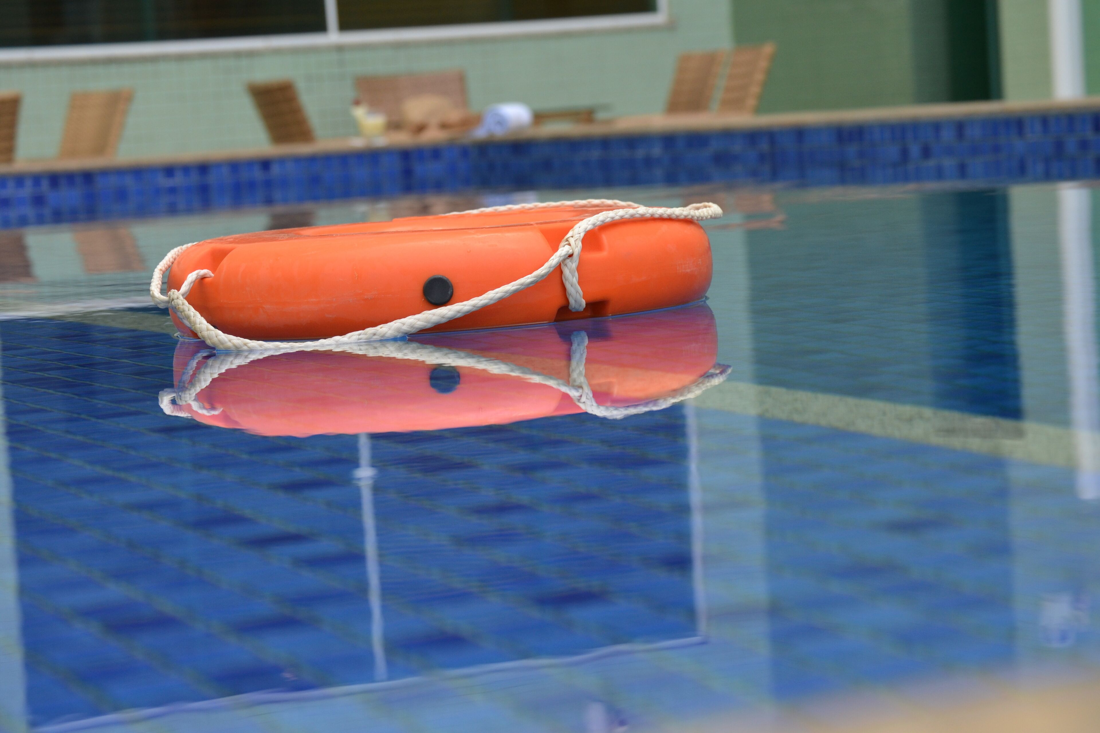 Piscina com dispositivo de segurança flutuante.