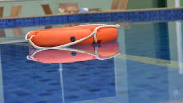 Piscina com dispositivo de segurança flutuante.