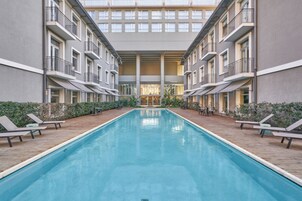 Piscina externa, funciona das 8h às 20h, espreguiçadeiras