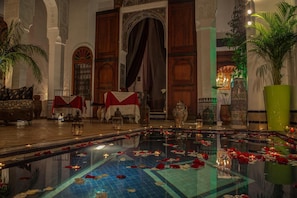 Piscina interior, piscina exterior, guarda-sóis, espreguiçadeiras