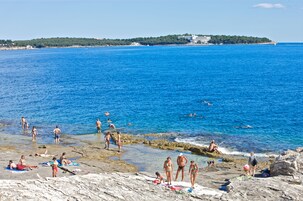 Na praia, mergulho, snorkel, voleibol de praia