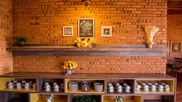 Café da manhã com buffet grátis todos os dias