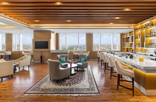 2 bares/lounges, um bar junto à piscina 