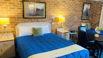 Quarto luxo, 1 cama Queen | Frigobar, escrivaninha, ferros/tábuas de passar roupa, Wi-Fi de cortesia
