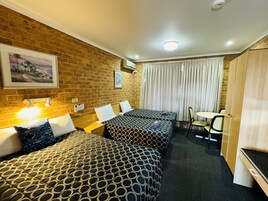 Quarto Familiar | Minibar, secretária, ferro/tábua de engomar, Wi-fi grátis 