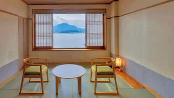 Quarto tradicional, vista para o lago | Cofres nos quartos, Wi-Fi de cortesia, roupa de cama