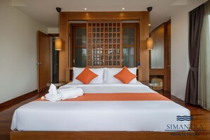 4 Bedrooms Beachfront Villa | Minibar com produtos grátis, cofre no quarto, secretária 