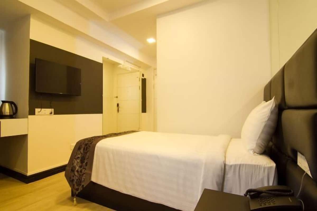 Minibar, cofre no quarto, secretária, cortinas/cortinados opacos