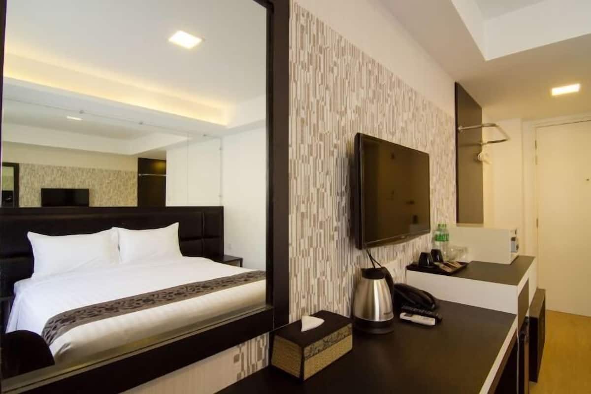Minibar, cofre no quarto, secretária, cortinas/cortinados opacos
