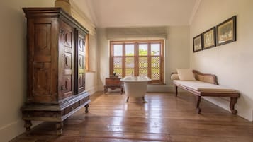 Roupas de cama premium, frigobar, cofres nos quartos