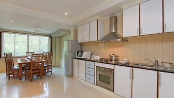 Apartamento, 5 quartos | Cozinha americana privada | Geladeira, micro-ondas, cooktop, chaleira elétrica