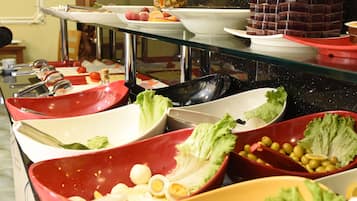 Café da manhã com buffet grátis todos os dias