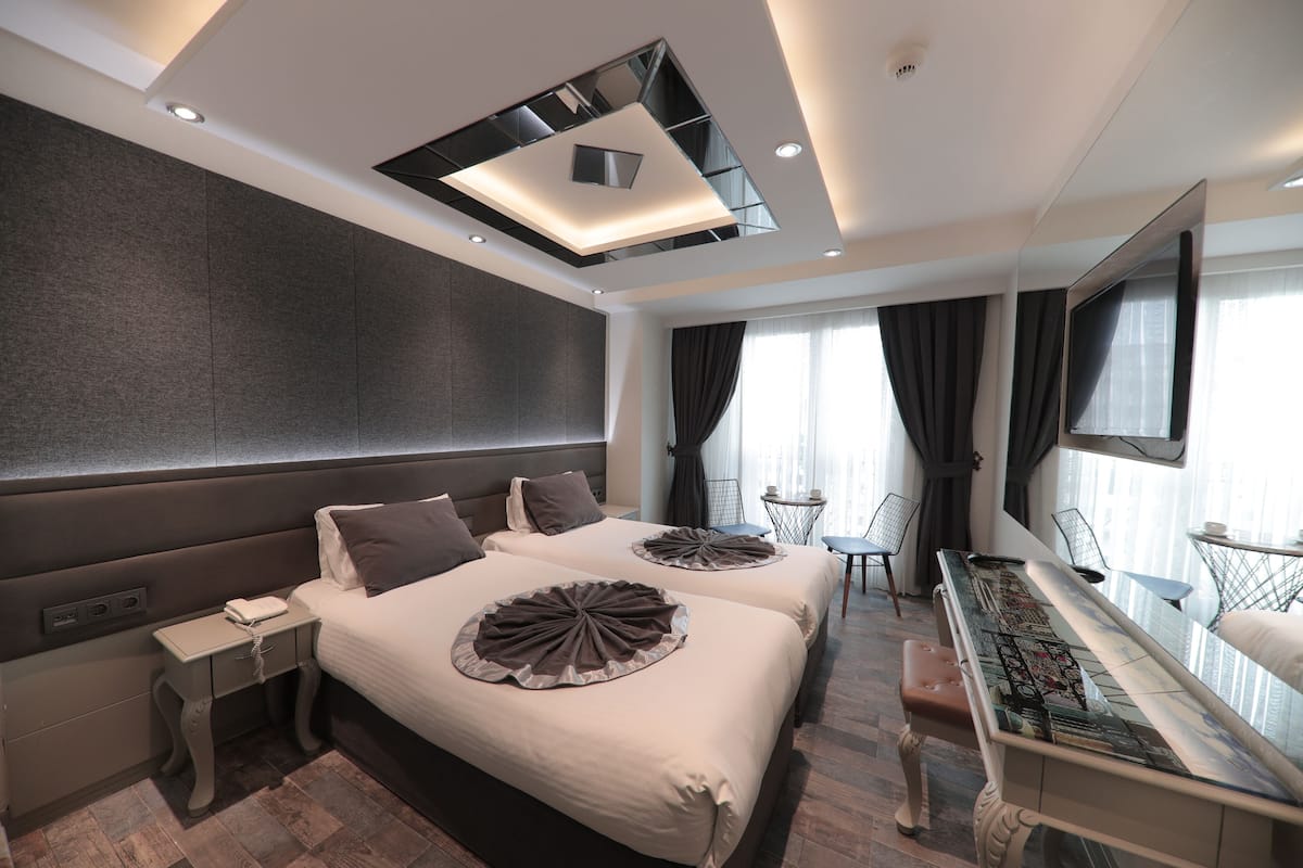 Roupas de cama premium, edredons de pluma, frigobar, cofres nos quartos