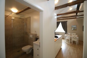 Apartamento luxo (Loft Bed) | Banheiro | Chuveiro, secador de cabelo, toalhas de banho, papel higiênico