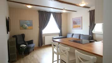 Apartamento Superior (Loft Bed) | Sala de estar | Televisor de ecrã plano de 32 polegadas com canais por cabo