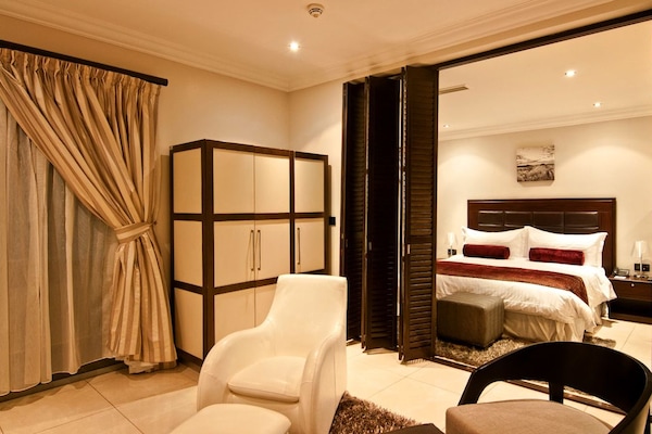 Suíte executiva, cozinha americana, no andar executivo | 1 quarto, roupas de cama premium, cofres nos quartos, escrivaninha